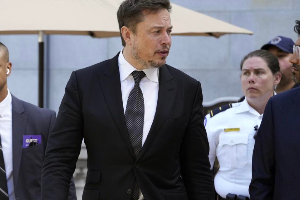 REPORT: Elon Musk's SpaceX May Rescue 'Stranded' Astronauts