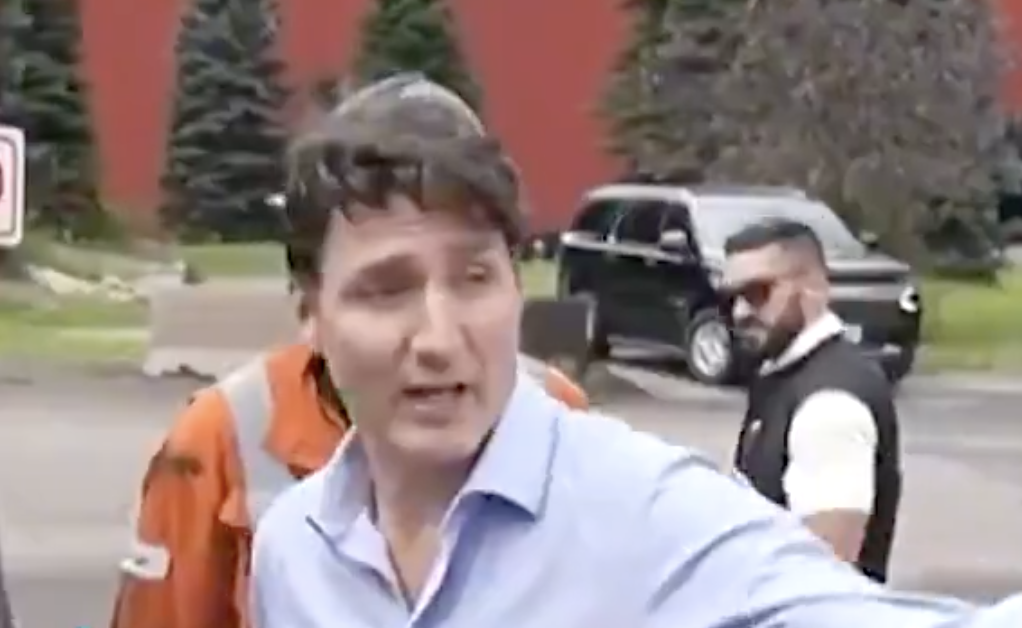 Justin Trudeau HUMILIATED After Steelworker Ruins His Photo-Op, RIPS ...